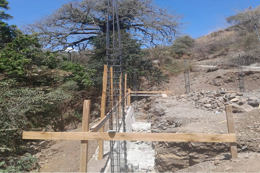 Construcción del Salón Comunal: Un Espacio para la Unidad en Ojo de ...